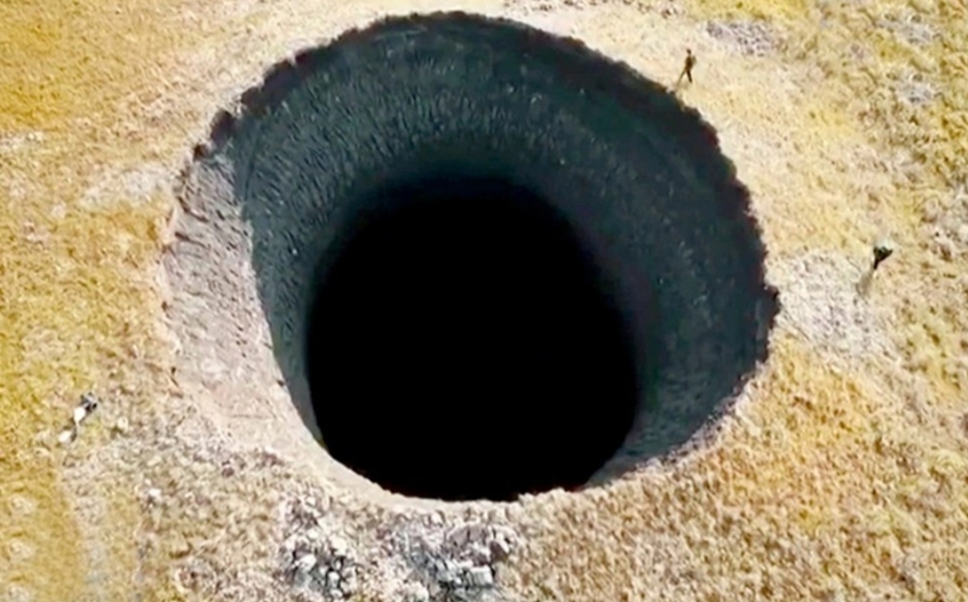 El gigantesco cráter de 50 metros de profundidad que apareció en ...